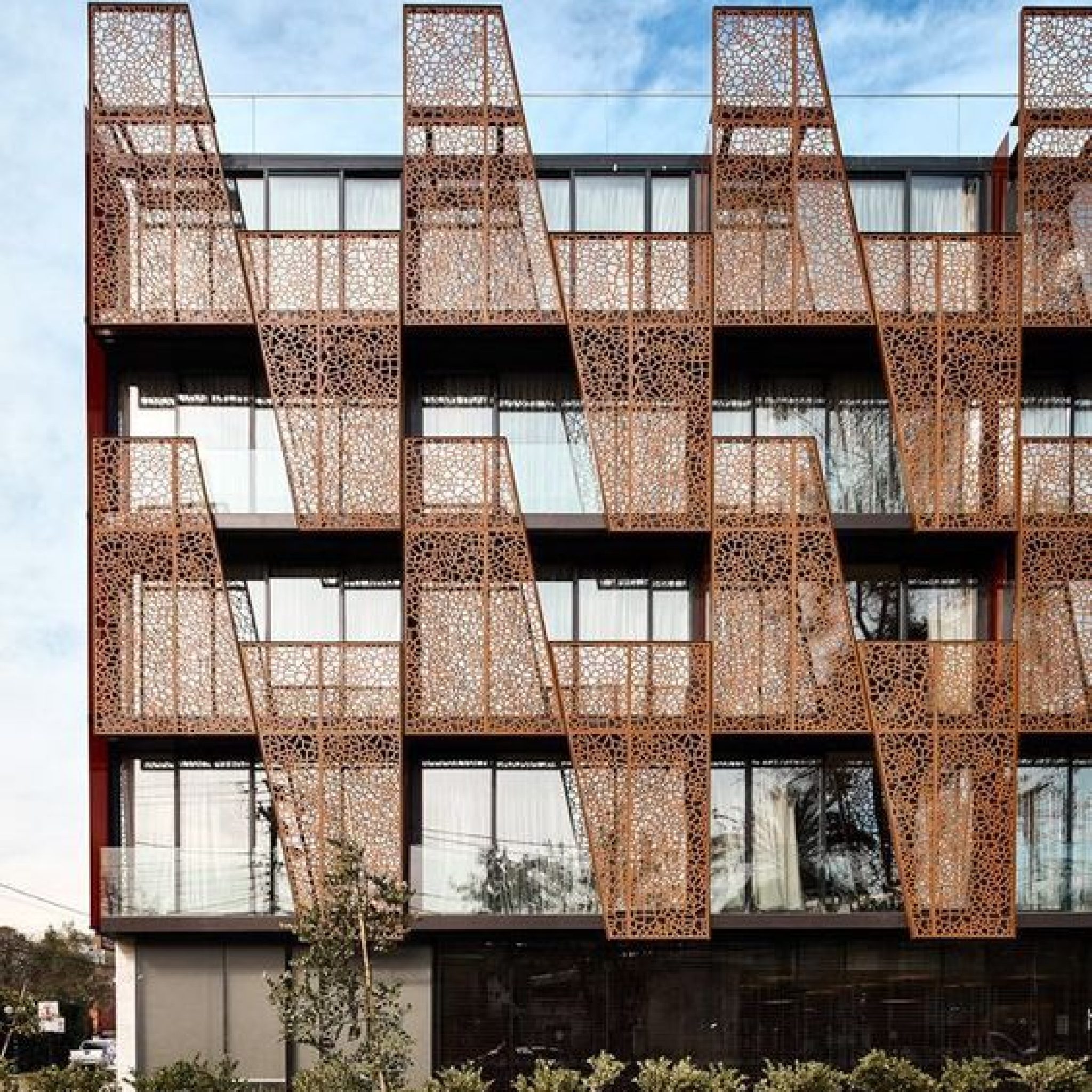 “Edificios con Piel” (recubrimiento para fachadas) – ALUR Arquitectos