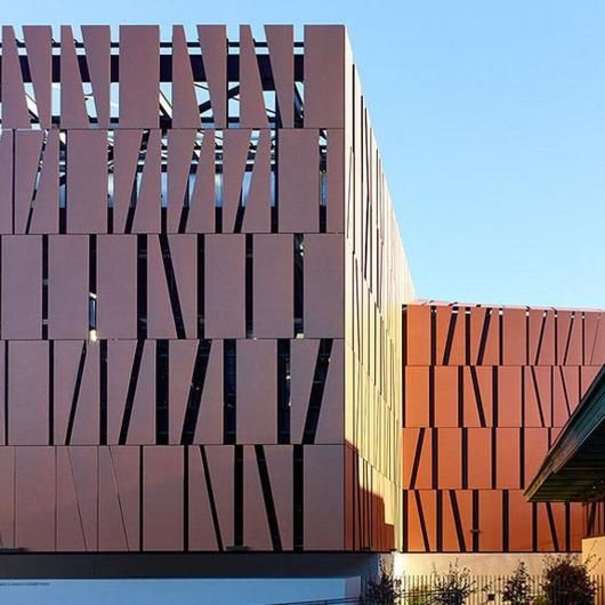 “Edificios con Piel” (recubrimiento para fachadas) – ALUR Arquitectos