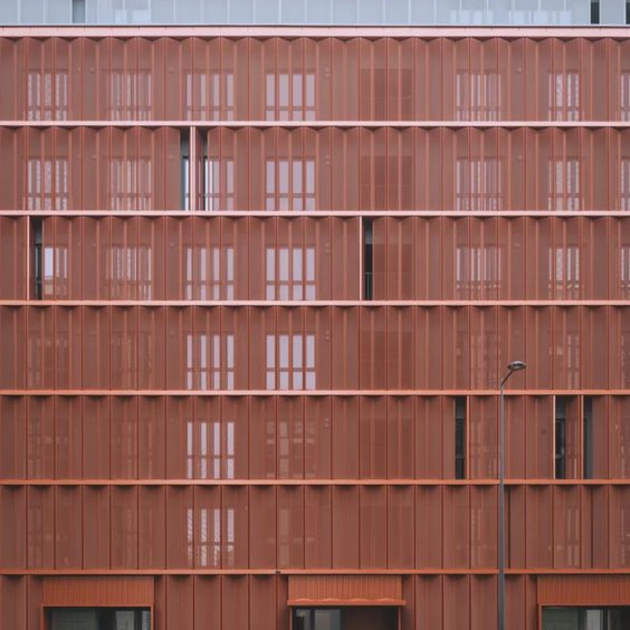 “Edificios con Piel” (recubrimiento para fachadas) – ALUR Arquitectos