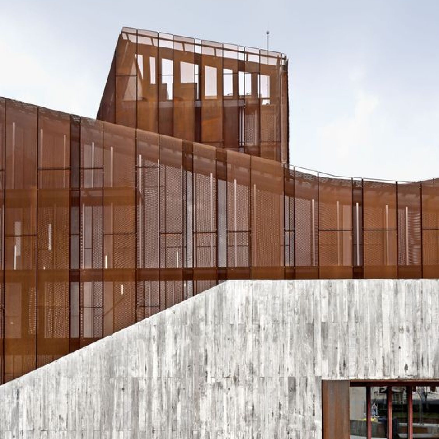 “Edificios con Piel” (recubrimiento para fachadas) – ALUR Arquitectos